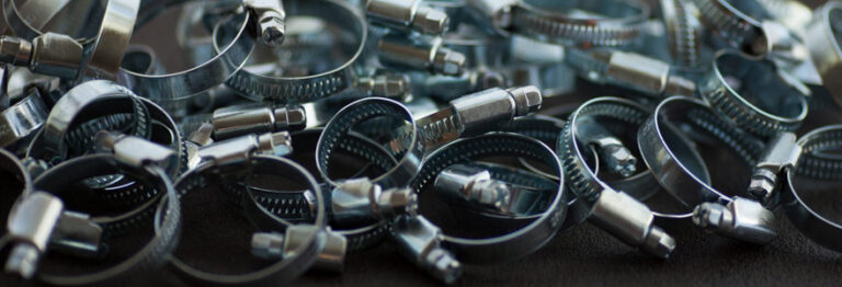 Les gammes de colliers de fixation en acier.